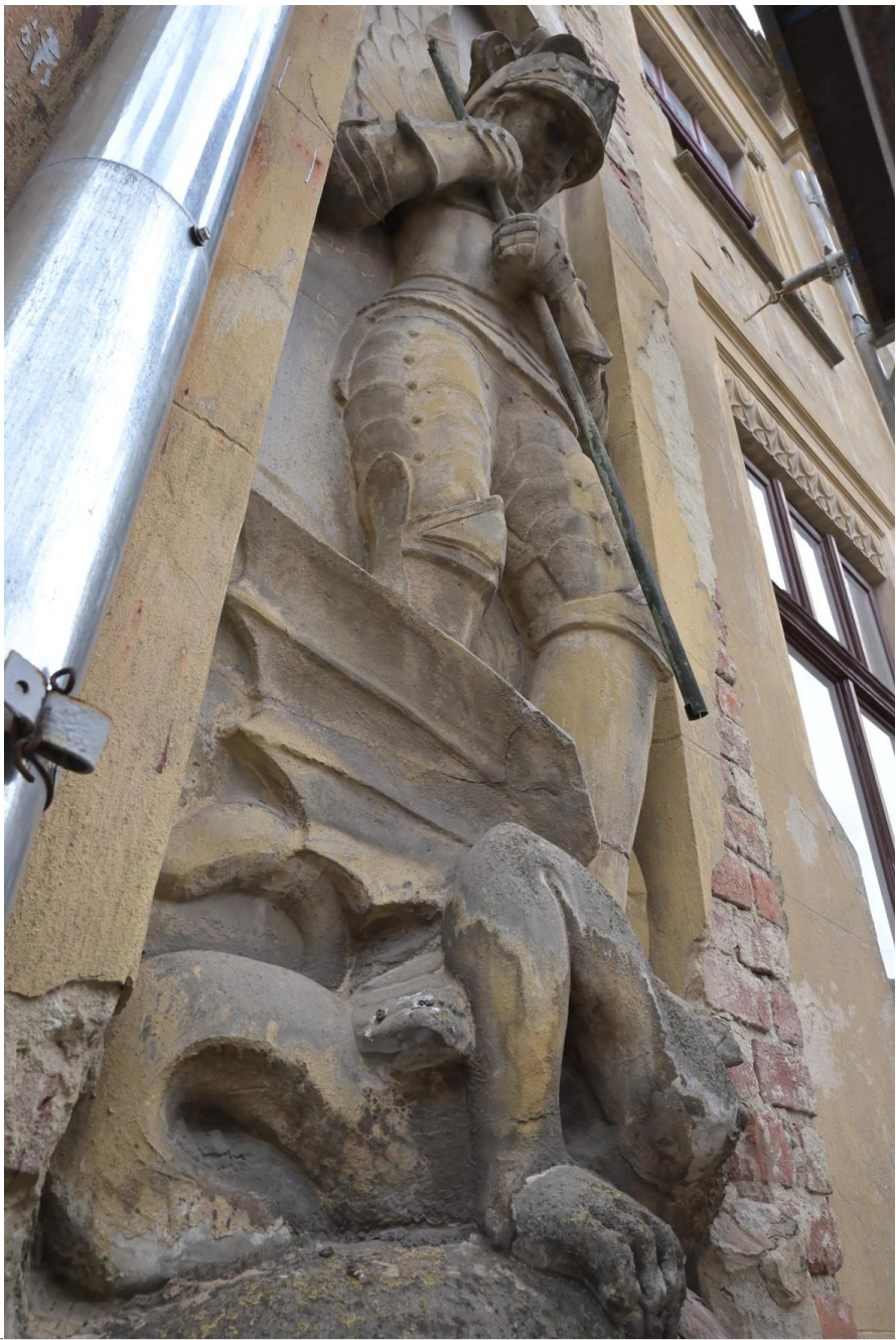 Rzeźba Św. Michała na elewacji budynku przy ul. Drukarskiej 11 we ...