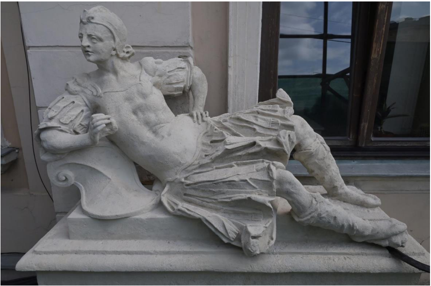 Rzeźby: Mars i Wenus, znajdujące się na portalu budynku przy ul ...